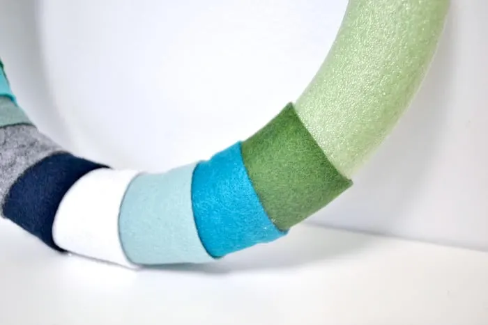 Make a Simple Felt Wreath in Three Easy Steps - DIY Candy