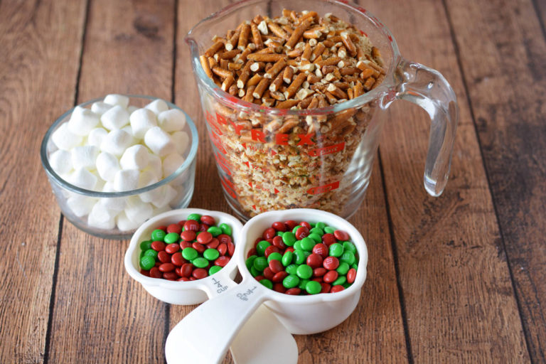 Marshmallow Pretzel Treats with M&Ms (No Bake!) - DIY Candy