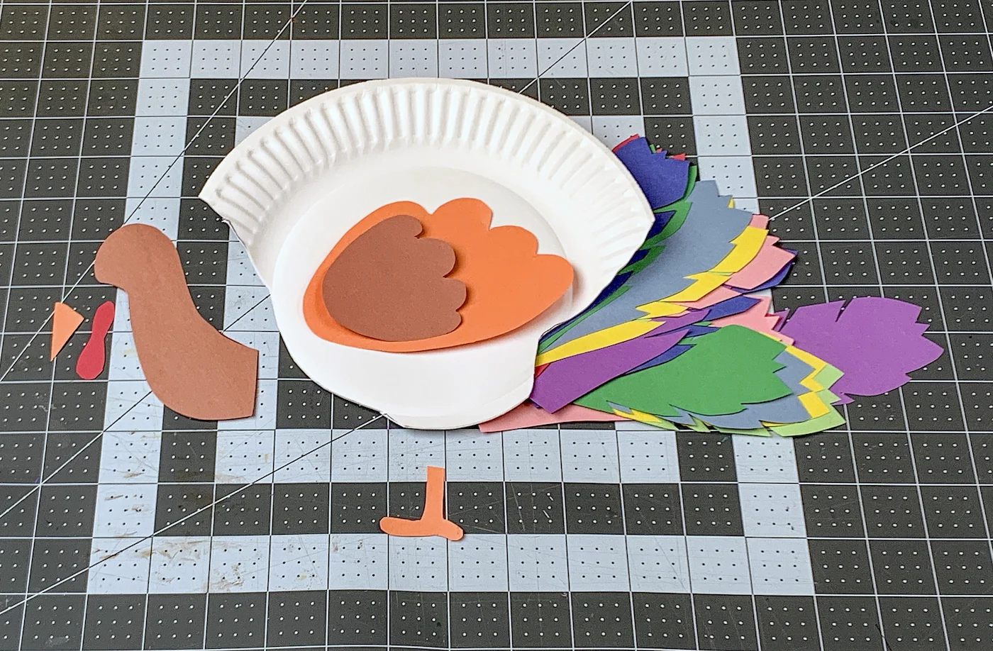 Paper Plate Turkey for a Fun Kids' Thanksgiving - DIY Candy