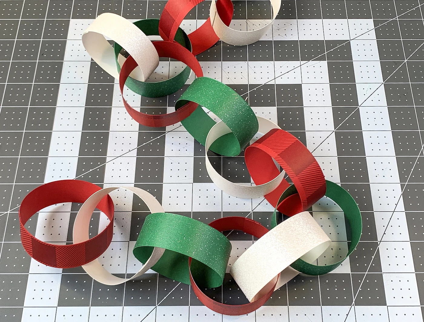 Christmas Paper Chain in Four Easy Steps - DIY Candy